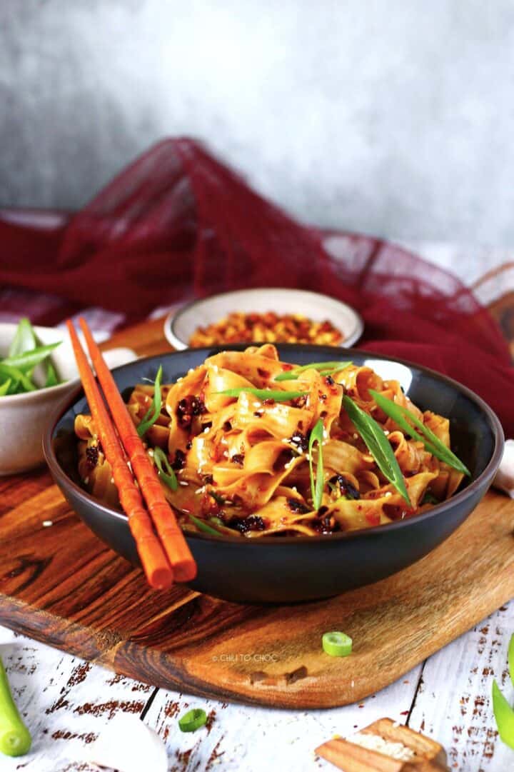 Garlic Chili Oil Noodles - Chili to Choc